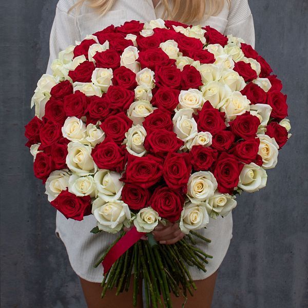 101 роза по низкой цене с доставкой 24 часа по СПб.