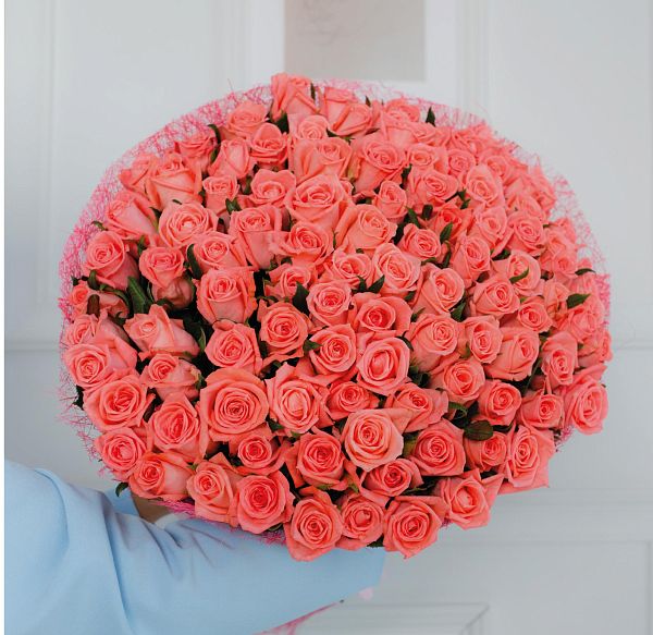 101 роза по низкой цене с доставкой 24 часа по СПб.