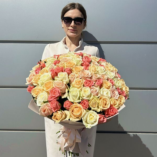 101 роза по низкой цене с доставкой 24 часа по СПб.